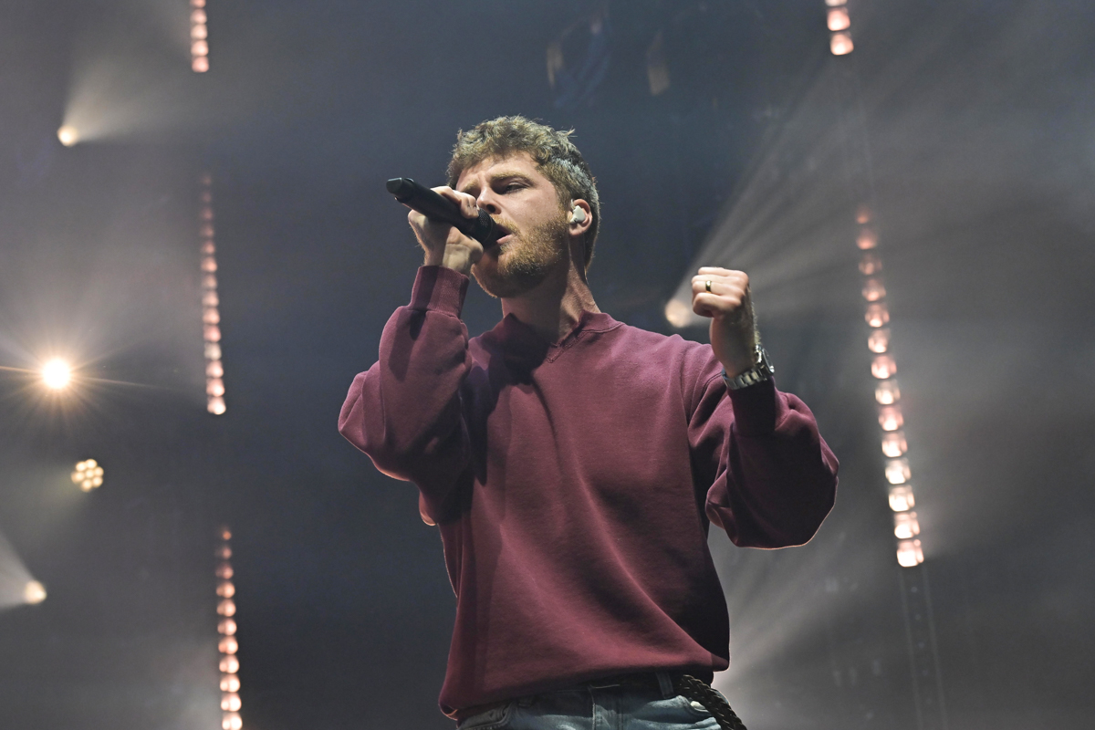 Review: Alex Warren Delivers High-Energy Set at South Florida Debut