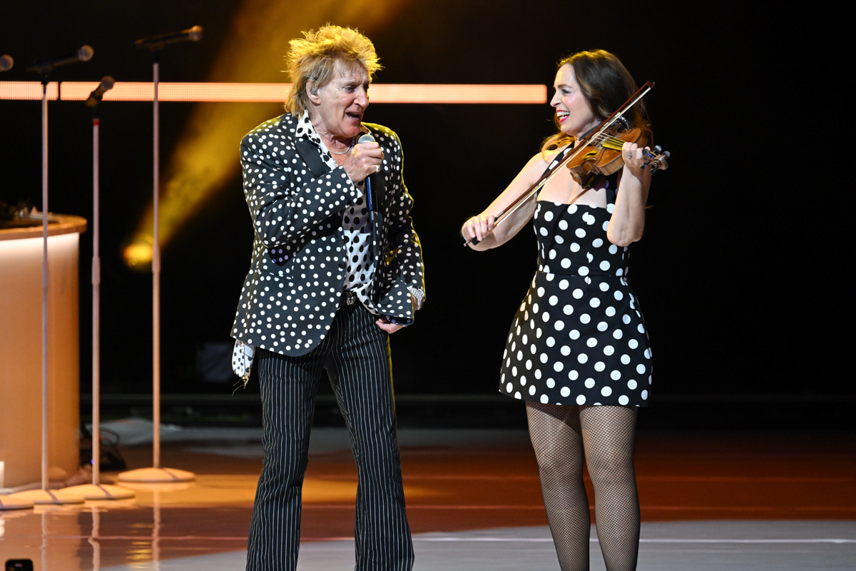 Review: Rod Stewart’s Farewell Tour Kickoff Stuns Miami Fans
