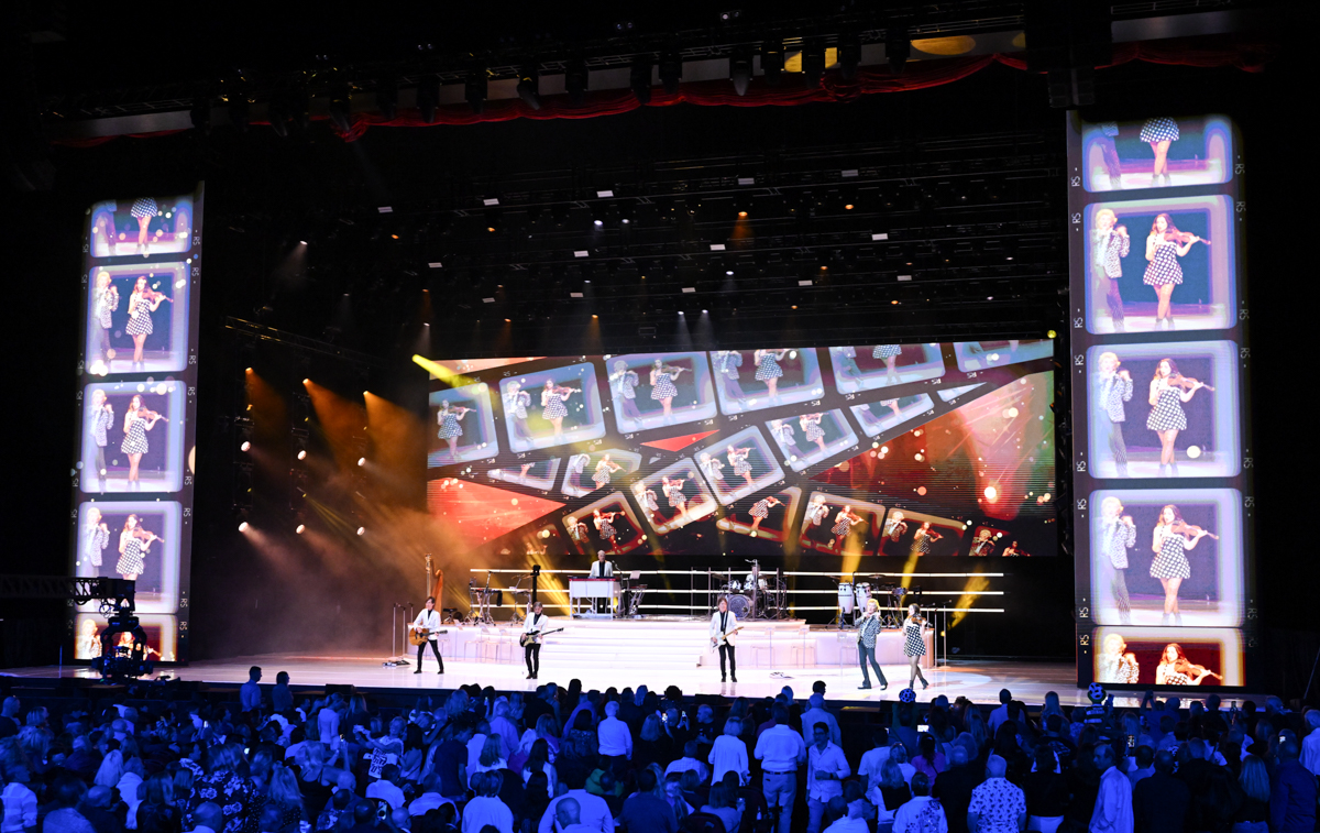 Review: Rod Stewart’s Farewell Tour Kickoff Stuns Miami Fans