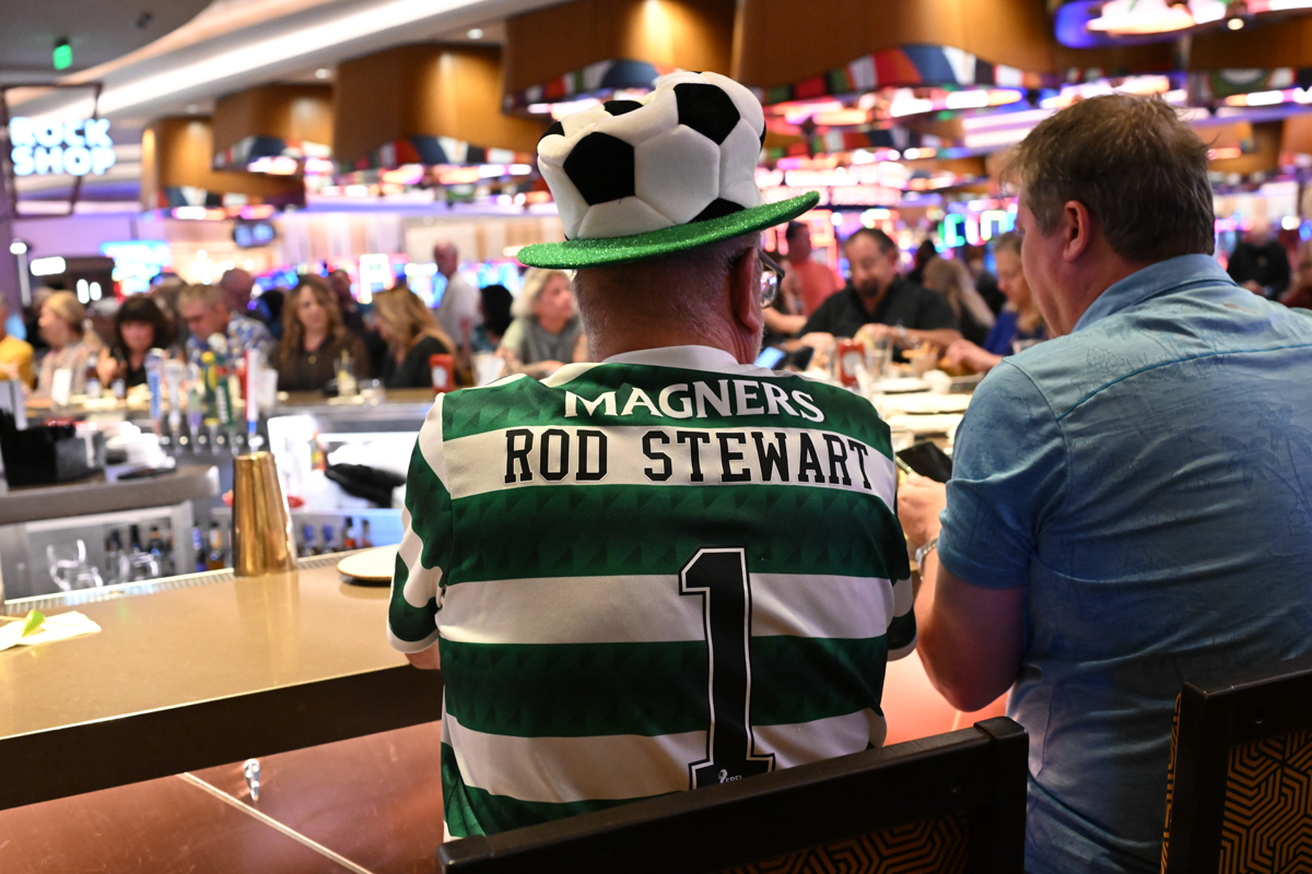 Review: Rod Stewart’s Farewell Tour Kickoff Stuns Miami Fans